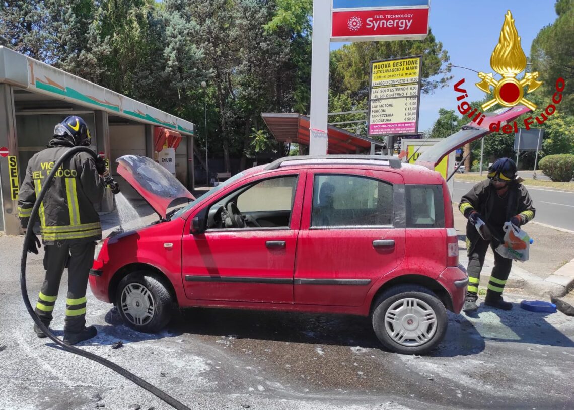 Terni. Fumo e fiamme dal motore di una Panda - Terni in Rete